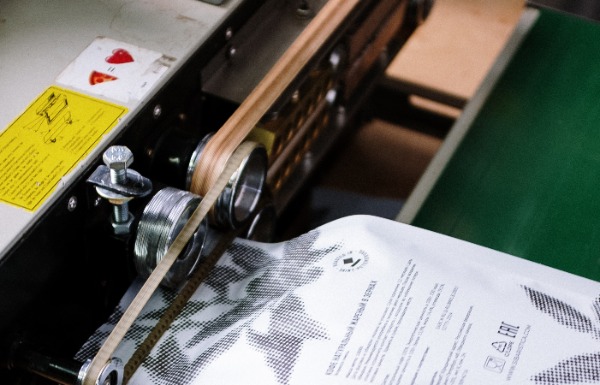 Coffee packaging machine feeding