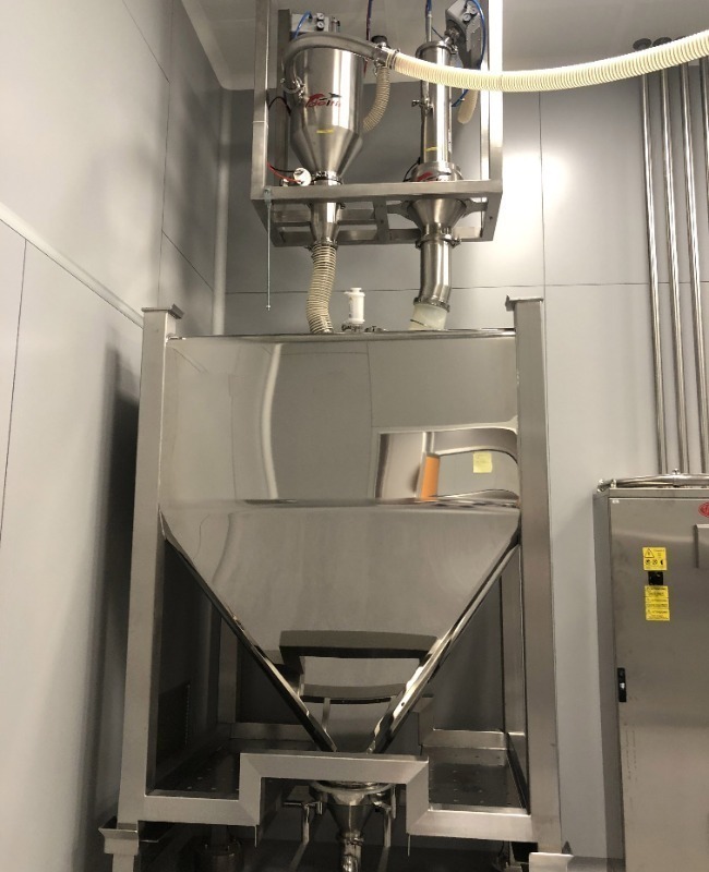 Pneumatic conveyor for pharmaceutical powders, bin loading and unloading